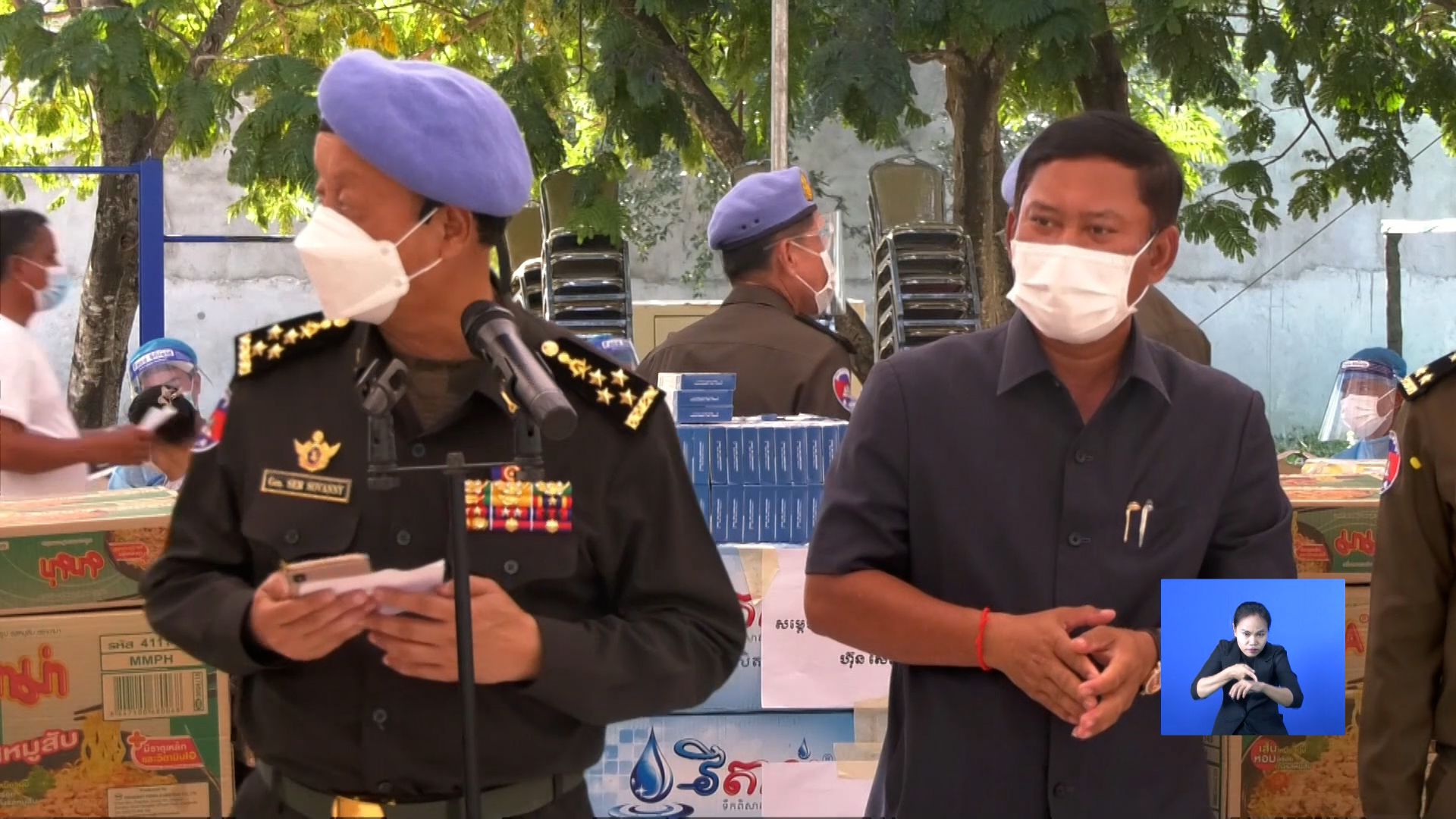 ទាហ៊ានមិនមែនចេះតែកាន់អាវុធនោះទេ ទាហ៊ានក៏ចេះ កាន់សារាងម្ជុល ...