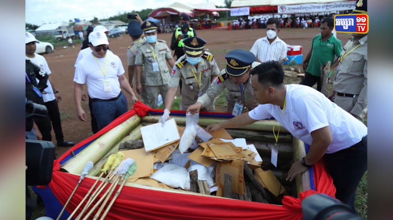 ដុតគ្រឿងញៀនជាង៨គីឡូនៅខេត្តត្បូងឃ្មុំ (Video Inside) AMS Central