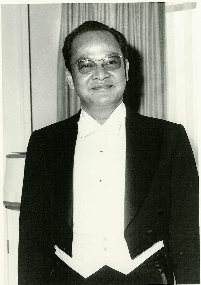 លោក ឌុក រ៉ាស៊ី អតីតឯកអគ្គរដ្ឋទូតខ្មែរប្រចាំទីក្រុងឡុងដ៍ និងជាអតីតអ្នកតំណាងរាស្ត្រ ...