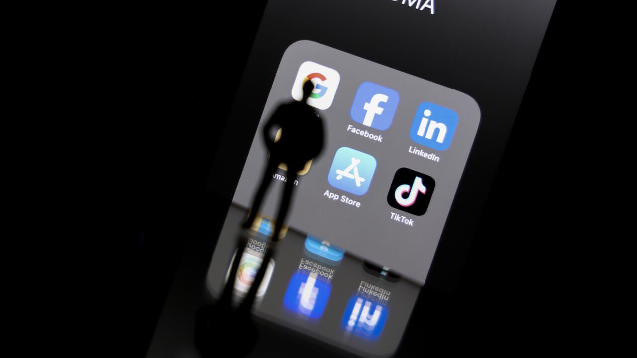 ផ្ទុះកម្មវិធីរឿងអាសអាភាសលើទូរស័ព្ទ iPhone ពេញអឺរ៉ុប AMS Central