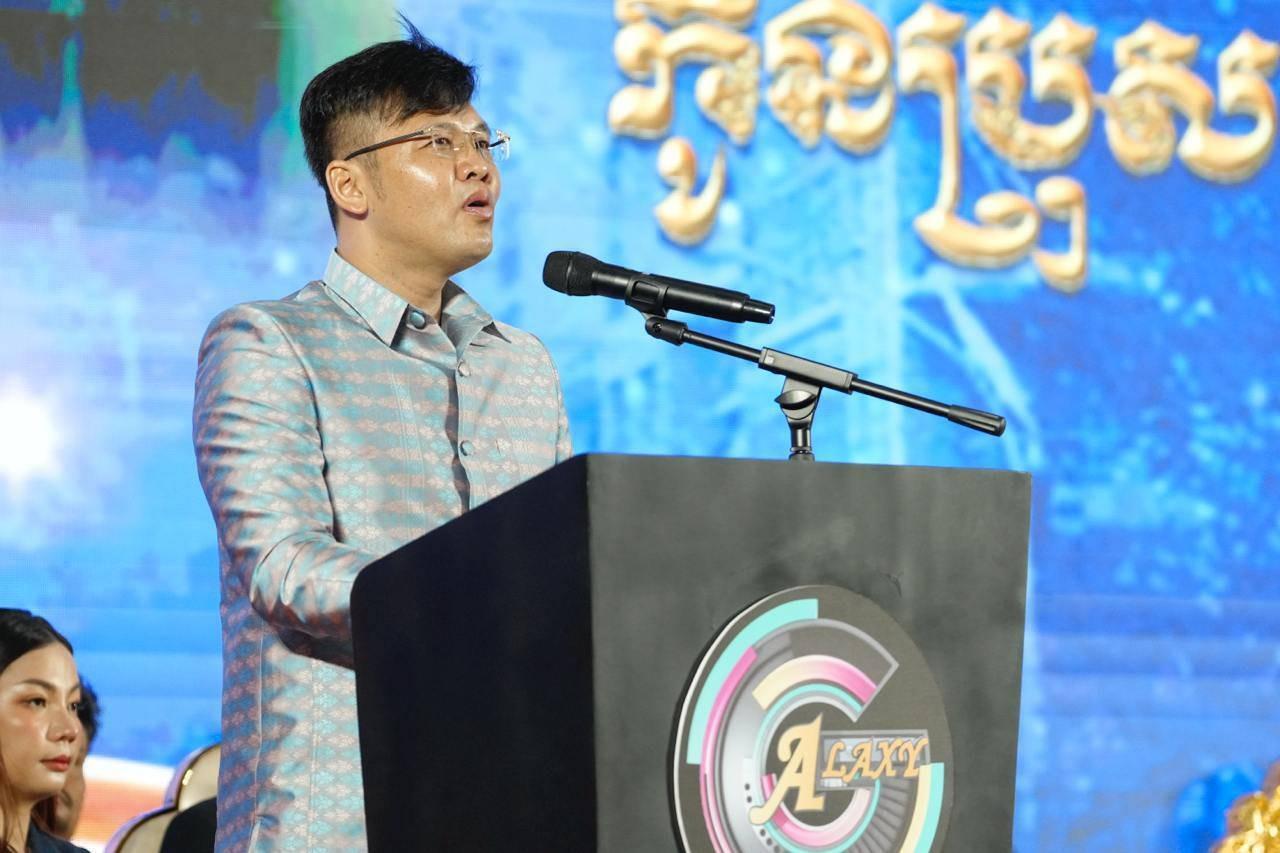 សម្តេចតេជោ ហ៊ុន សែន និងសម្ដេចកិត្តិព្រឹទ្ធិបណ្ឌិត ផ្ដល់សិទ្ធិ ដល់ ...