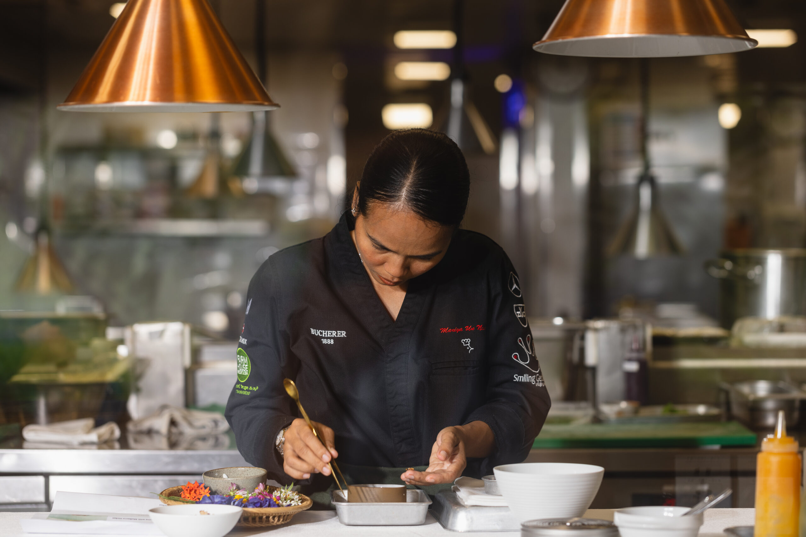 មេចុងភៅវ័យក្មេងកម្ពុជាកំពុងទទួលបានការចាប់អារម្មណ៍យ៉ាងខ្លាំងនៅឯភោជនីយដ្ឋ ...