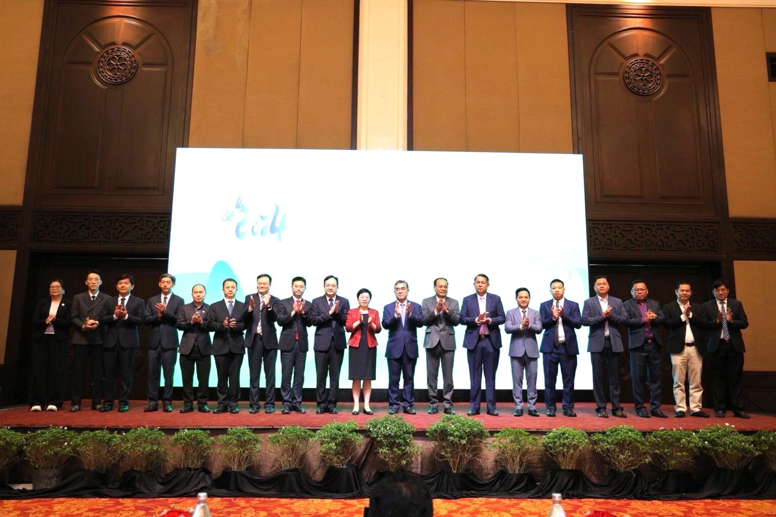 ផ្តើមពី ការងារបរិស្ថាន កែច្នៃស្រទបស្លា ...