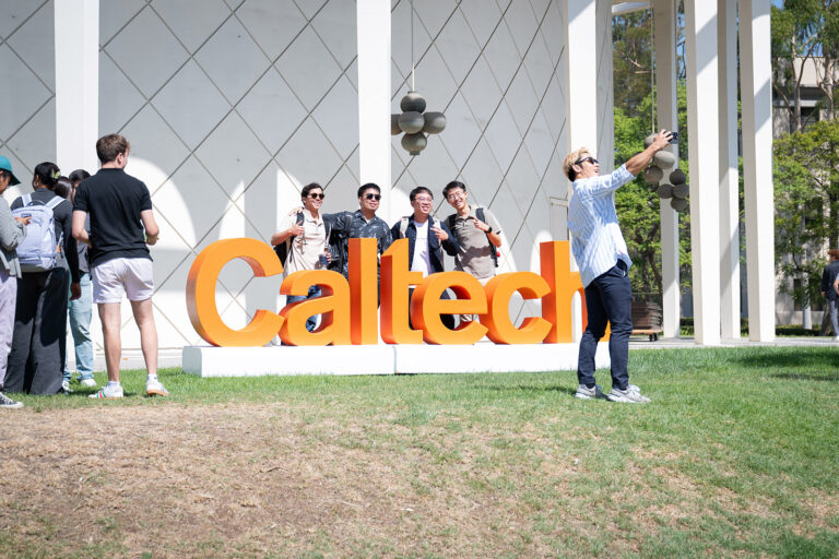 អាហារូបករណ៍ថ្នាក់ស្រាវជ្រាវនៅសាកលវិទ្យាល័យ Caltech