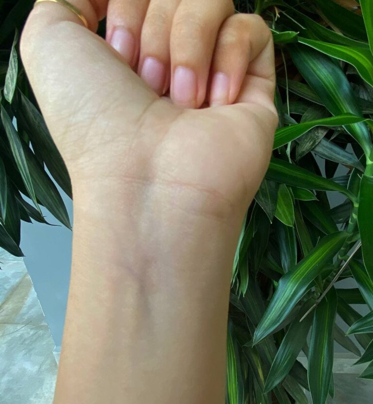 ជឿឬ មិនជឿ? គ្រាន់តែមើលកដៃសោះ ដឹងបានថាមុខអ្នកលាបសក់ពណ៌អីសម