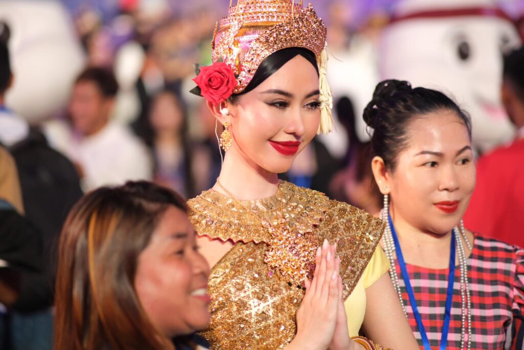 ធ្លាប់ឃើញស្លៀកពាក់បែបសម័យ ដល់គ្រងឈុតបុរាណ Fi yata ស្អាតដូច