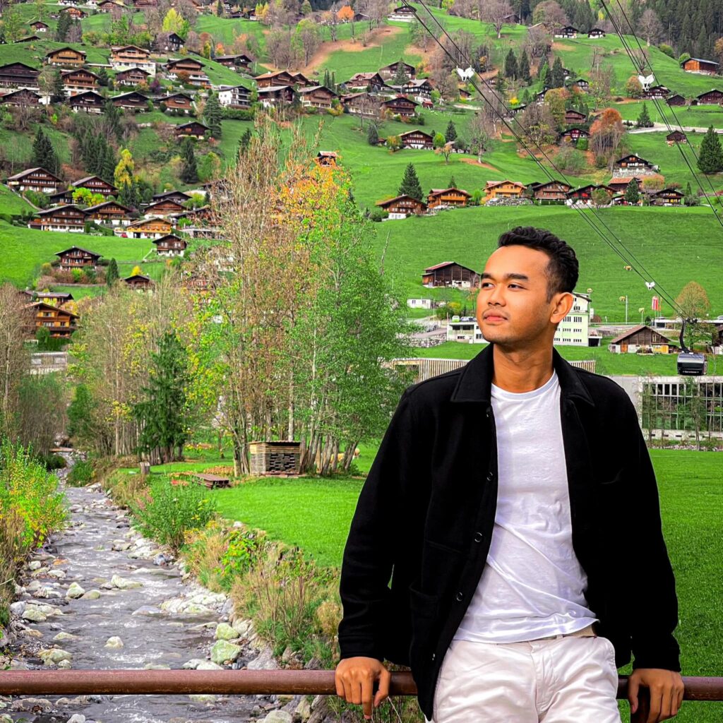 បុរសខ្មែរសង្ហាៗ ២ រូបនេះហើយ ជាអ្នកផលិតមាតិកាដើរកម្សាន្តជុំវិញពិភពលោក មានអ្នកគាំទ្ររាប់ម៉ឺននាក់