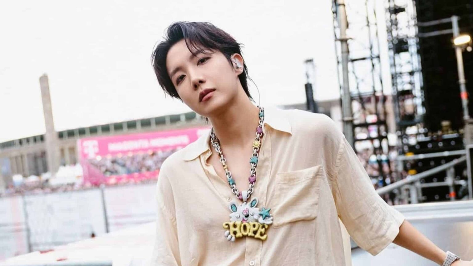 Jin និង J-Hope បង្ហាញឥទ្ធិពលមិនធម្មតាជាមួយការប្រគំតន្ត្រីទោល...