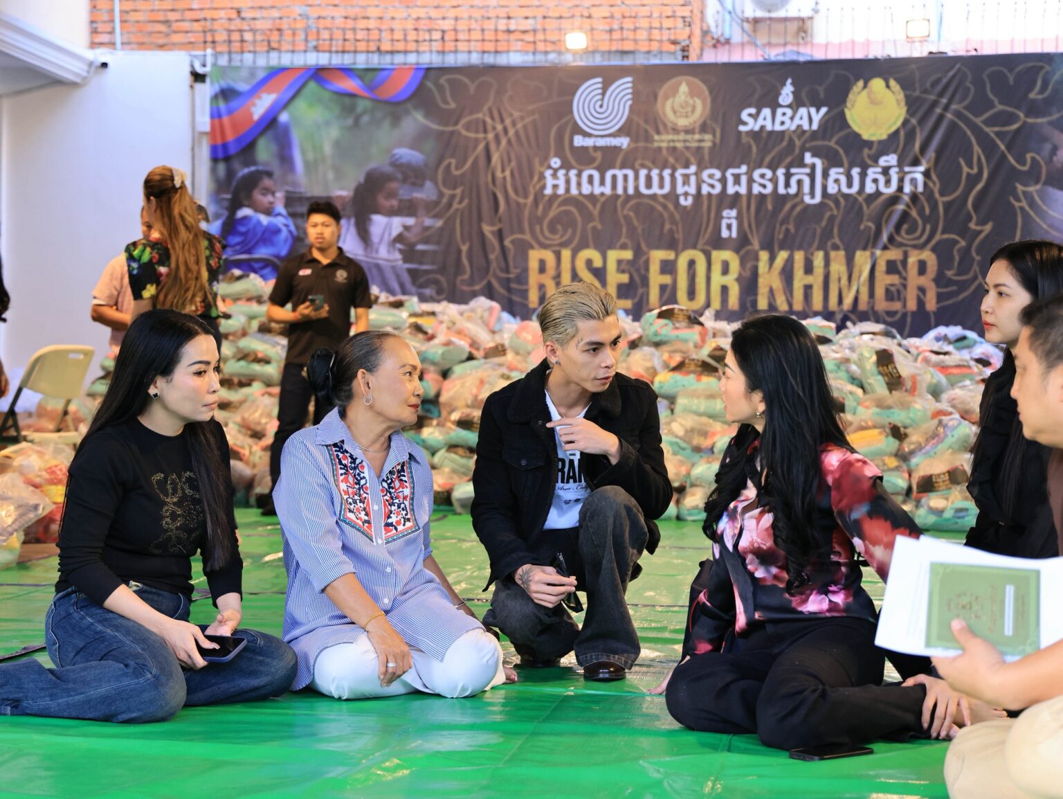 វណ្ណដា និងតារាប្រុសស្រីល្បីៗបន្តជួយរៀបចំស្បៀងអាហារ ជួយដល់ជន